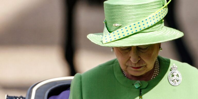 Dronning Elizabeths juletale blev dråben: Derfor trak Harry og Meghan ...