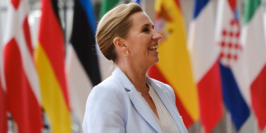 Stort smil: Mette Frederiksen og Vild med dans-stjerne til Pride