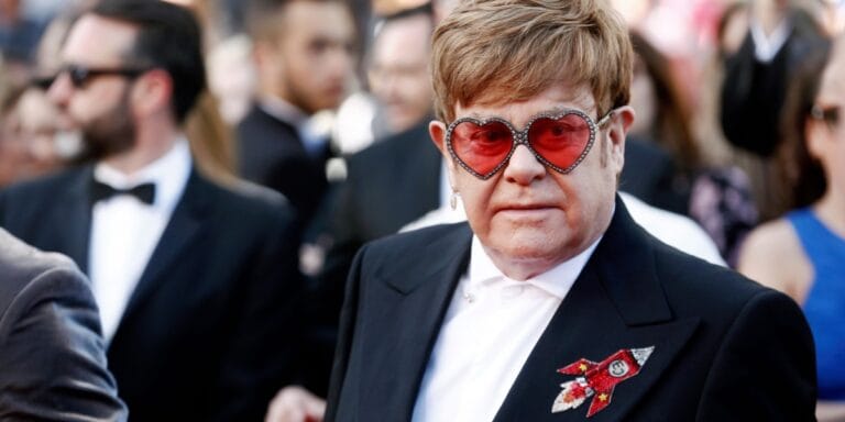 Elton John chokerer fans: Bærer halskæde lavet af egen kropsdel
