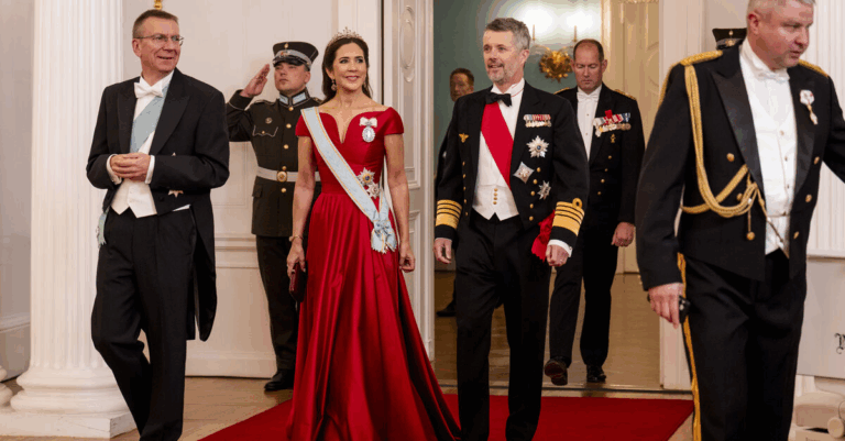 Kongen glemte protokollen: Hilste med stort smil og kram